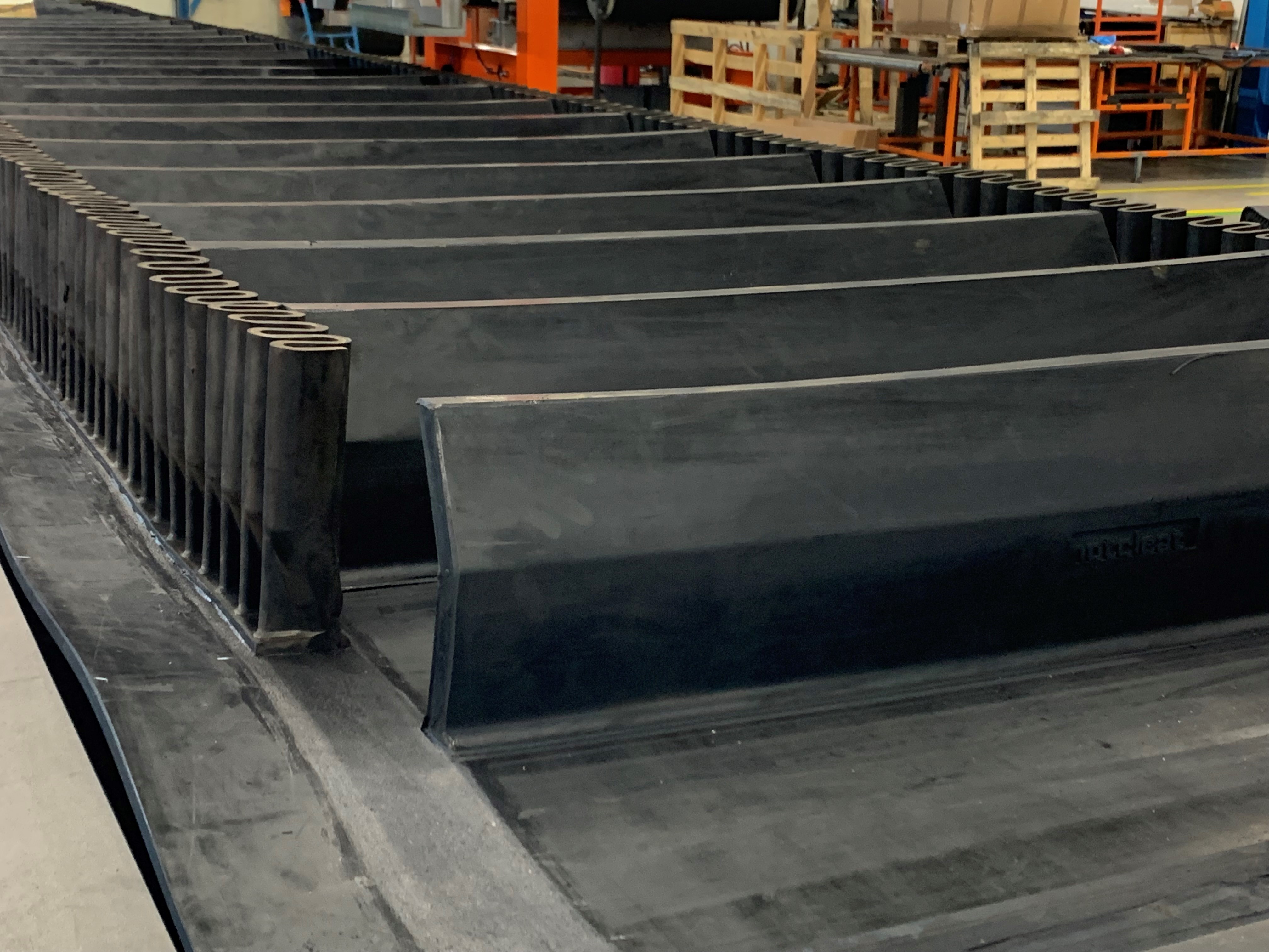 Conveyor belt with cleats | LBS