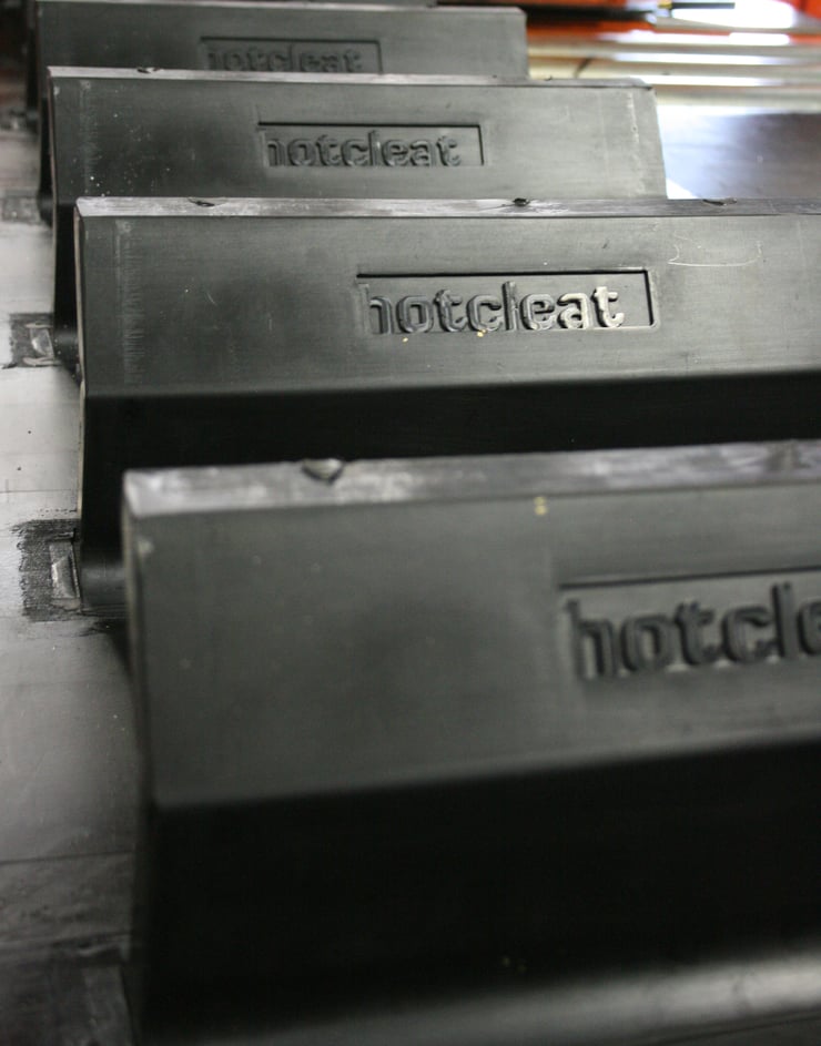 Conveyor belt with cleats | LBS