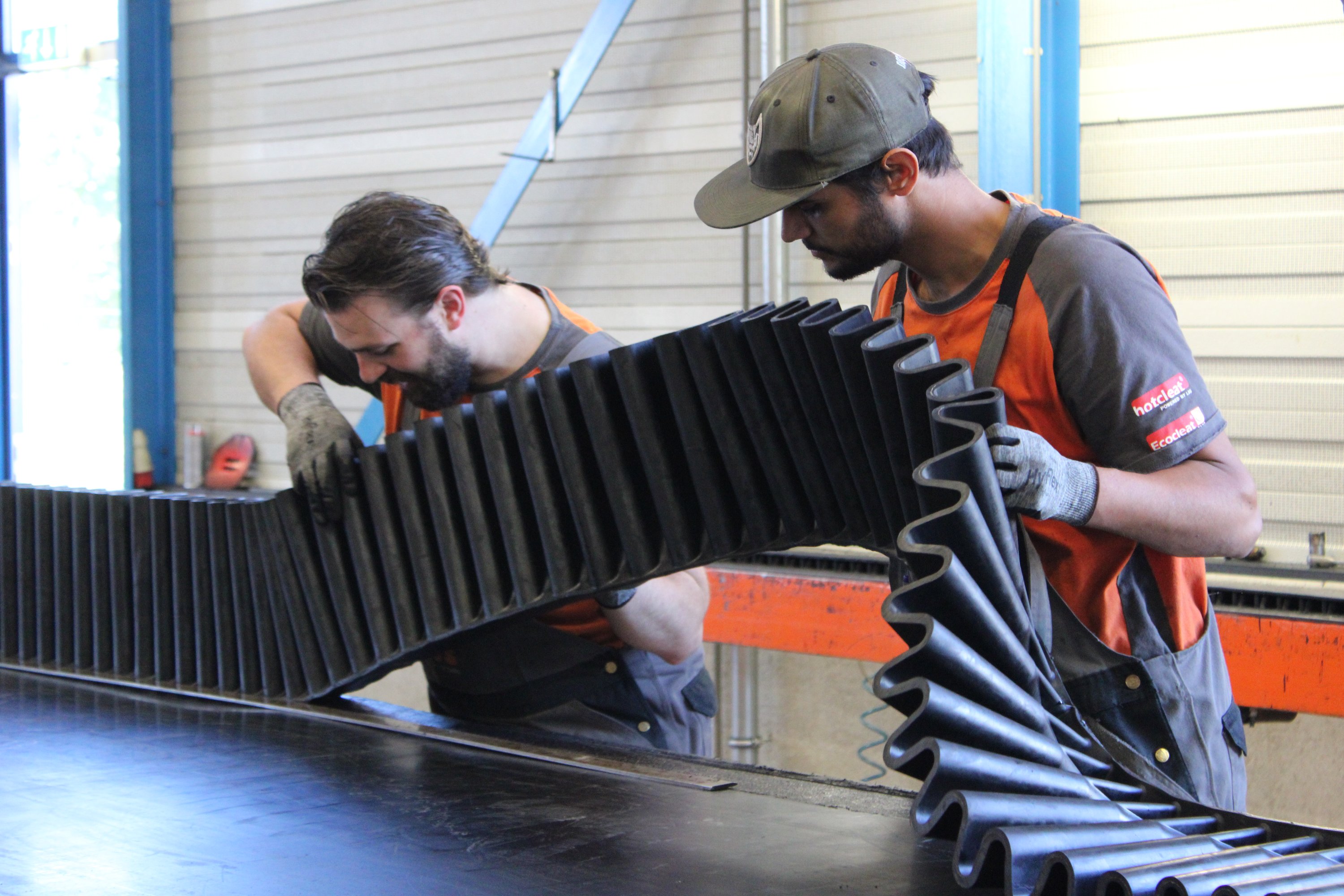 Sidewall conveyor belt