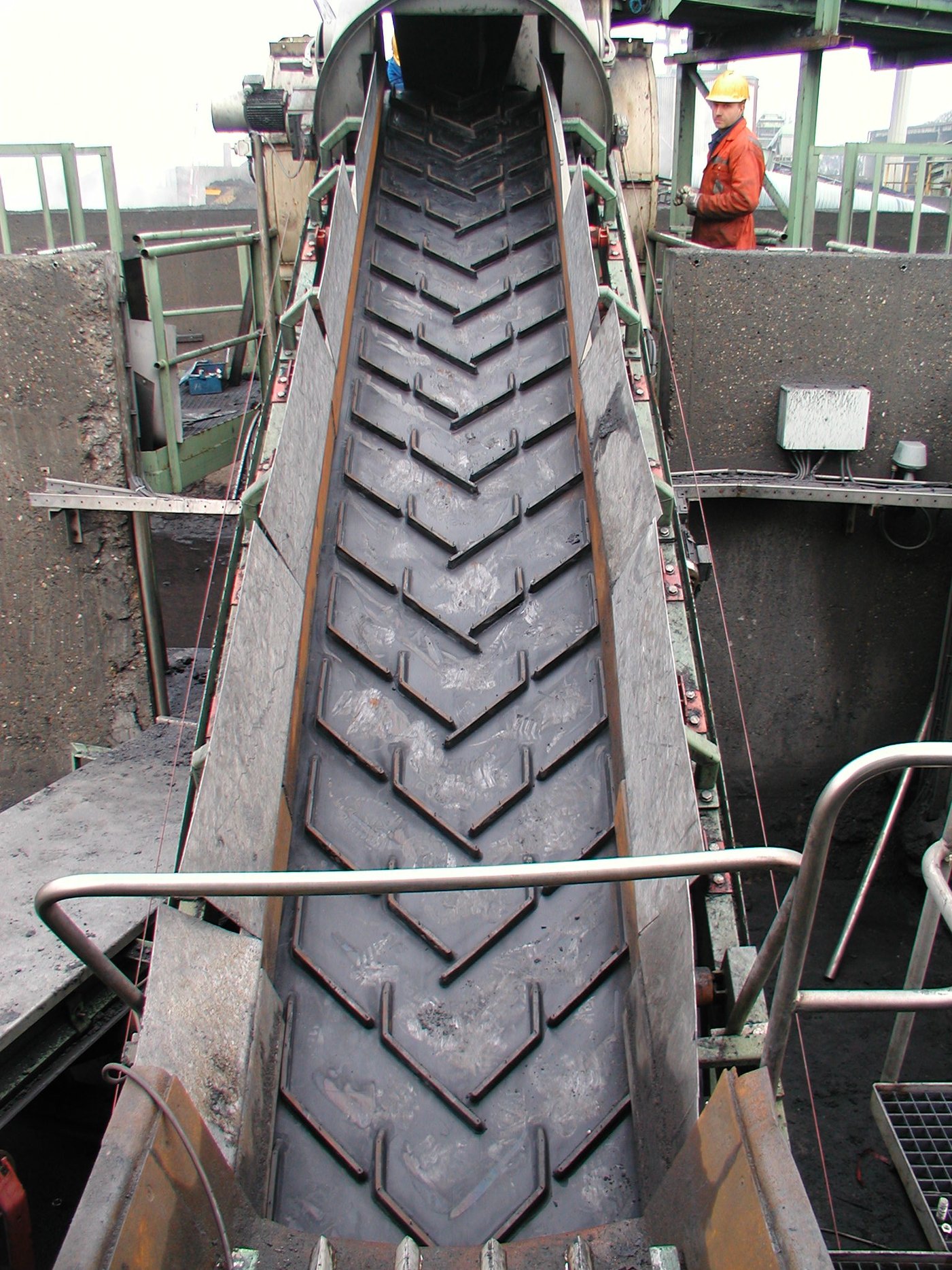 Running conveyor belt