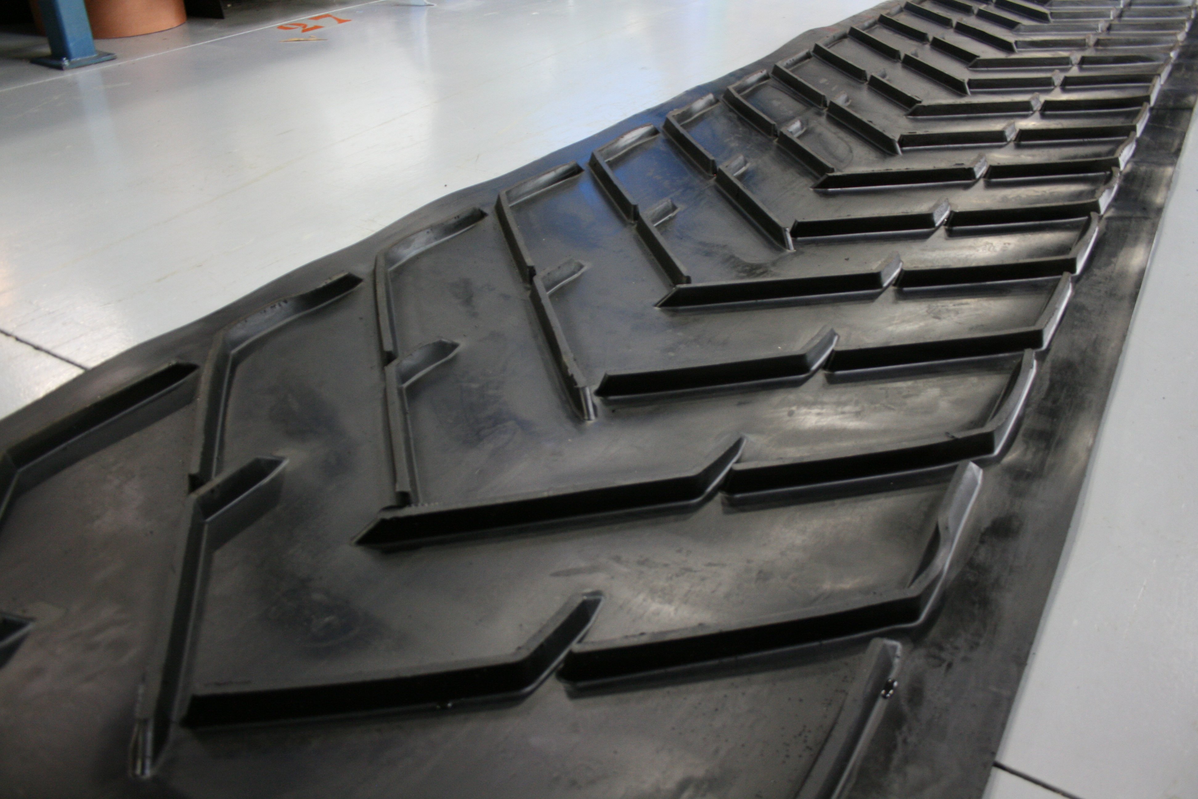 Conveyor belts for recycling