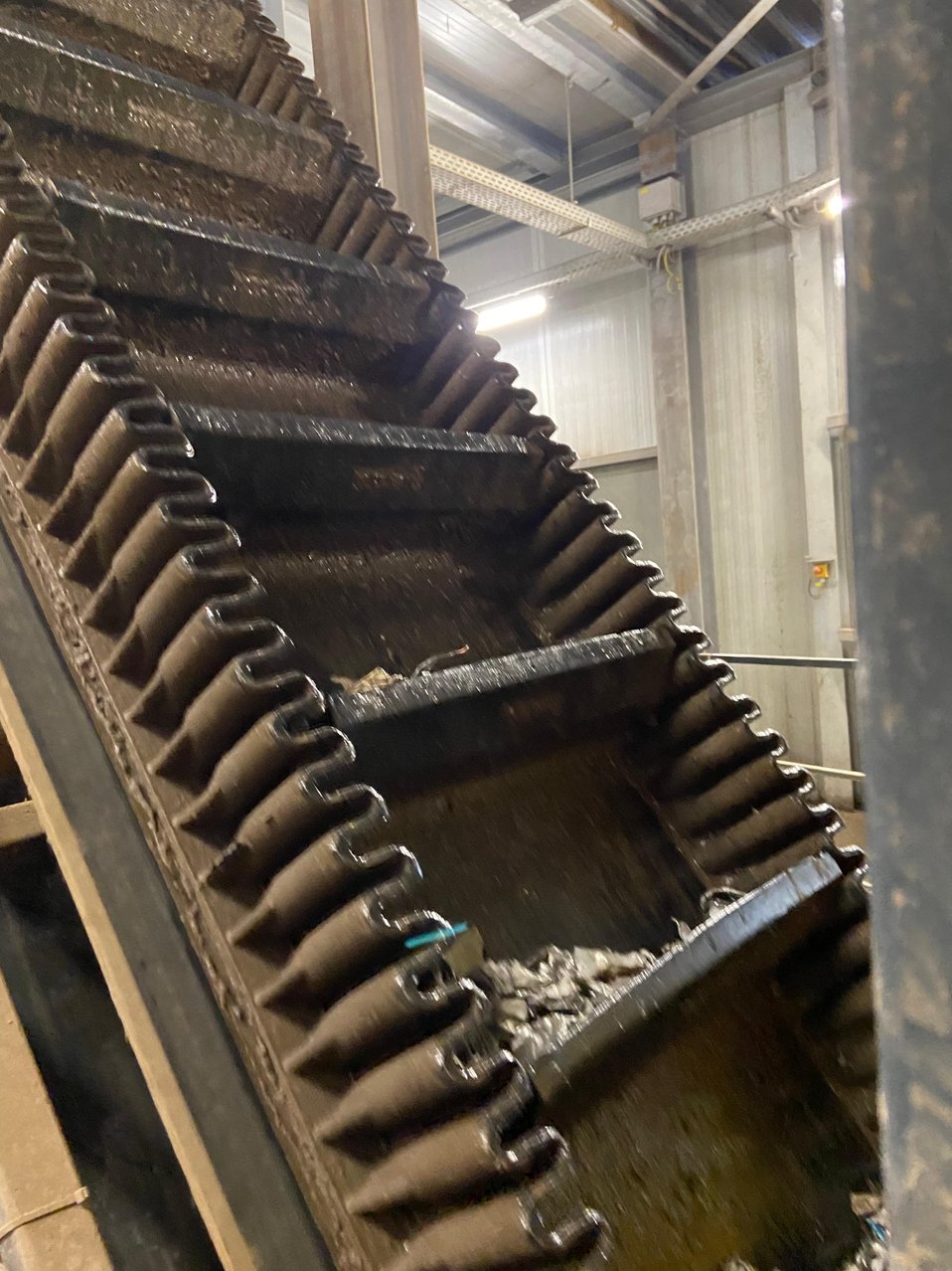 Everything you need to know about a conveyor belt | LBS